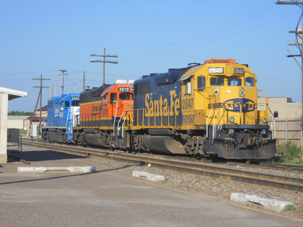 BNSF 2847, BNSF 2019, BNSF 2042 28Aug2010 Finished work for the day